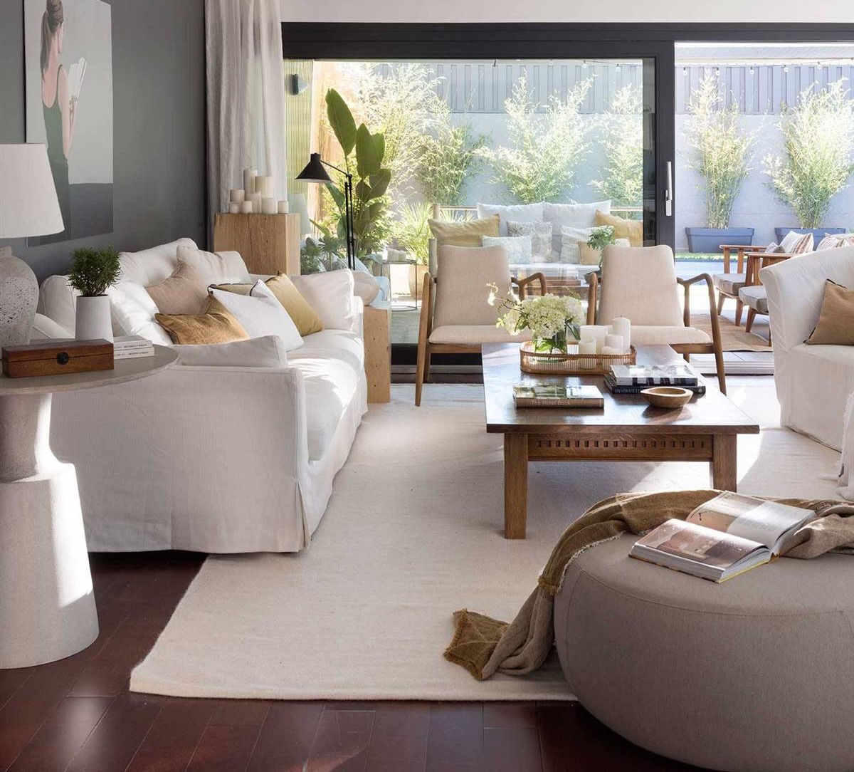 Los mejores trucos para decorar un salón con suelo oscuro - SandraFer ...